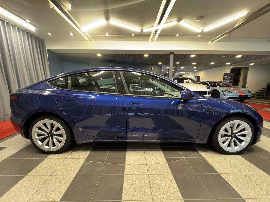 Blue Tesla Model 3 2020 in Riga, with an engine capacity of 0.00 L and mileage of 103 thousand km for 26990 €, photo 4 on AUTOMOTO.COM.LV