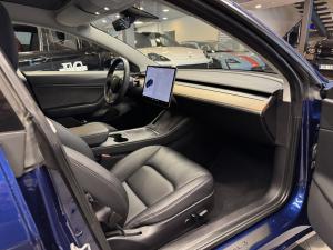Blue Tesla Model 3 2020 in Riga, with an engine capacity of 0.00 L and mileage of 103 thousand km for 26990 €, photo 14 on AUTOMOTO.COM.LV