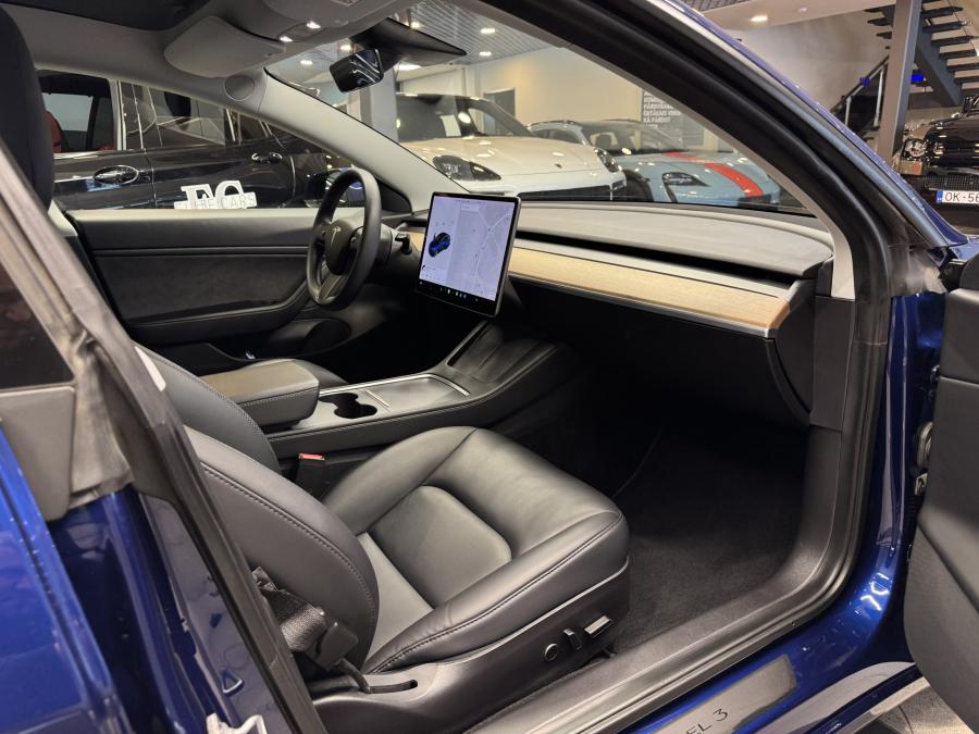 Blue Tesla Model 3 2020 in Riga, with an engine capacity of 0.00 L and mileage of 103 thousand km for 26990 €, photo 14 on AUTOMOTO.COM.LV