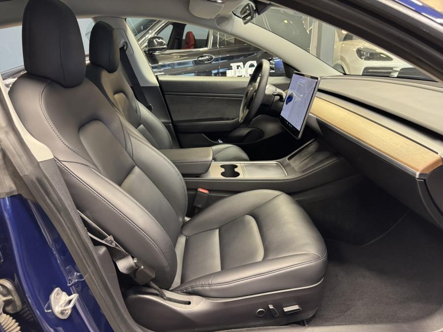 Blue Tesla Model 3 2020 in Riga, with an engine capacity of 0.00 L and mileage of 103 thousand km for 26990 €, photo 15 on AUTOMOTO.COM.LV