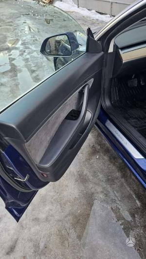 Blue Tesla Model 3 2020 in Vilnius, with an engine capacity of 0.00 L and mileage of 173 thousand km for 19990 €, photo 9 on AUTOMOTO.COM.LV