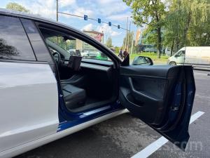Blue Tesla Model 3 2020 in Riga, with an engine capacity of 0.00 L and mileage of 97 thousand km for 25500 €, photo 5 on AUTOMOTO.COM.LV