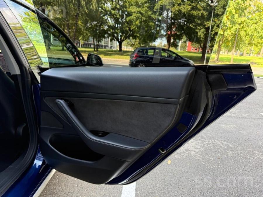 Blue Tesla Model 3 2020 in Riga, with an engine capacity of 0.00 L and mileage of 97 thousand km for 25500 €, photo 8 on AUTOMOTO.COM.LV