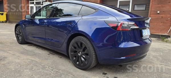Blue Tesla Model 3 2021 in Riga, with an engine capacity of 0.00 L and mileage of 125 thousand km for 24900 €, photo 6 on AUTOMOTO.COM.LV
