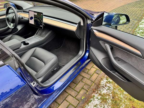 Blue Tesla Model 3 2021 in Kaunas, with an engine capacity of 0.00 L and mileage of 69 thousand km for 27800 €, photo 11 on AUTOMOTO.COM.LV