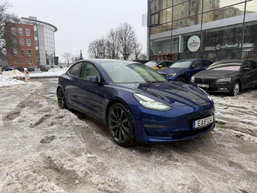 Blue Tesla Model 3 2021 in Kaunas, with an engine capacity of 0.00 L and mileage of 156 thousand km for 22999 €, photo 6 on AUTOMOTO.COM.LV