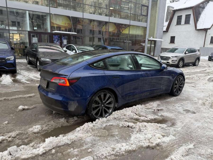 Blue Tesla Model 3 2021 in Kaunas, with an engine capacity of 0.00 L and mileage of 156 thousand km for 22999 €, photo 8 on AUTOMOTO.COM.LV