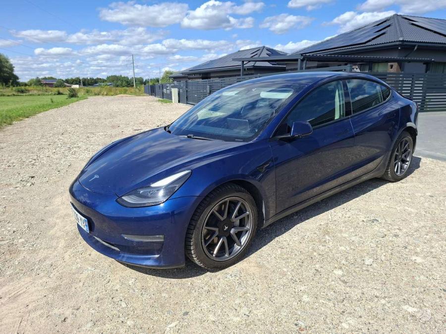 Blue Tesla Model 3 2021 in Panevezys, with an engine capacity of 0.00 L and mileage of 553 thousand km for 8900 €, photo 1 on AUTOMOTO.COM.LV
