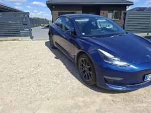 Blue Tesla Model 3 2021 in Panevezys, with an engine capacity of 0.00 L and mileage of 553 thousand km for 8900 €, photo 4 on AUTOMOTO.COM.LV