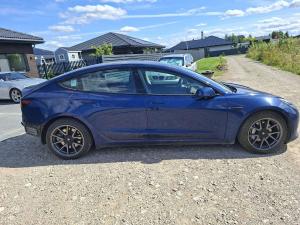 Blue Tesla Model 3 2021 in Panevezys, with an engine capacity of 0.00 L and mileage of 553 thousand km for 8900 €, photo 5 on AUTOMOTO.COM.LV