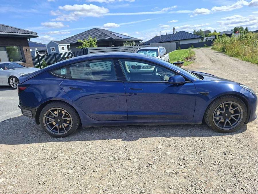 Blue Tesla Model 3 2021 in Panevezys, with an engine capacity of 0.00 L and mileage of 553 thousand km for 8900 €, photo 5 on AUTOMOTO.COM.LV