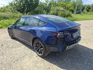 Blue Tesla Model 3 2021 in Panevezys, with an engine capacity of 0.00 L and mileage of 553 thousand km for 8900 €, photo 7 on AUTOMOTO.COM.LV