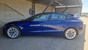 Zils Tesla Model 3 2021 Rīga, ar dzinēja tilpumu 0.00 L un nobraukumu 88 tūkst. km par 26990 €, foto  vietnē AUTOMOTO.COM.LV