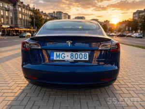 Blue Tesla Model 3 2021 in Riga, with an engine capacity of 0.00 L and mileage of 70 thousand km for 29550 €, photo 5 on AUTOMOTO.COM.LV
