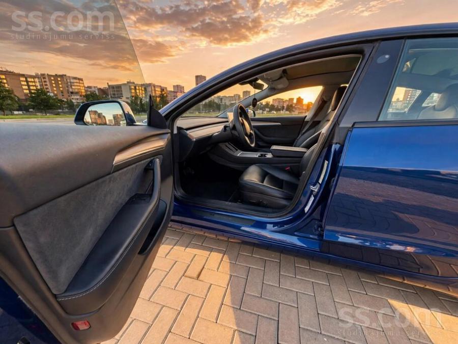 Blue Tesla Model 3 2021 in Riga, with an engine capacity of 0.00 L and mileage of 70 thousand km for 29550 €, photo 8 on AUTOMOTO.COM.LV