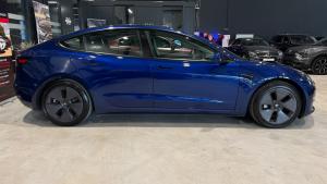 Blue Tesla Model 3 2021 in Riga, with an engine capacity of 0.00 L and mileage of 124 thousand km for 26990 €, photo 7 on AUTOMOTO.COM.LV