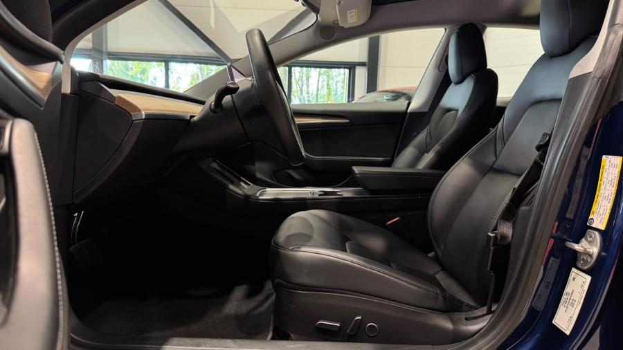 Blue Tesla Model 3 2021 in Riga, with an engine capacity of 0.00 L and mileage of 124 thousand km for 26990 €, photo 8 on AUTOMOTO.COM.LV