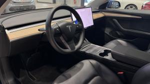 Blue Tesla Model 3 2021 in Riga, with an engine capacity of 0.00 L and mileage of 124 thousand km for 26990 €, photo 9 on AUTOMOTO.COM.LV