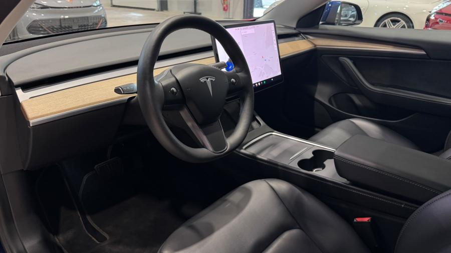 Blue Tesla Model 3 2021 in Riga, with an engine capacity of 0.00 L and mileage of 124 thousand km for 26990 €, photo 9 on AUTOMOTO.COM.LV