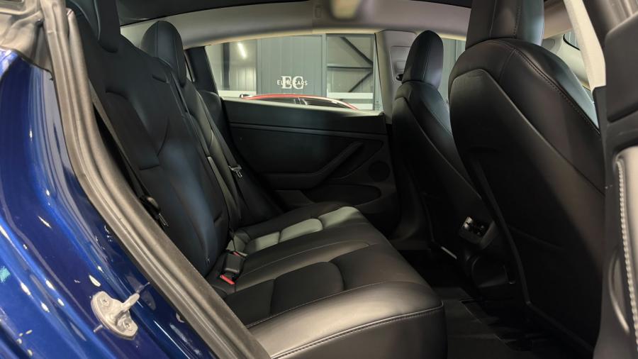 Blue Tesla Model 3 2021 in Riga, with an engine capacity of 0.00 L and mileage of 124 thousand km for 26990 €, photo 17 on AUTOMOTO.COM.LV