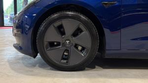 Blue Tesla Model 3 2021 in Riga, with an engine capacity of 0.00 L and mileage of 124 thousand km for 26990 €, photo 19 on AUTOMOTO.COM.LV