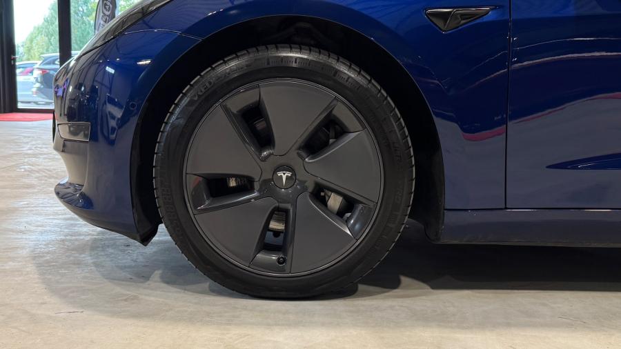 Blue Tesla Model 3 2021 in Riga, with an engine capacity of 0.00 L and mileage of 124 thousand km for 26990 €, photo 19 on AUTOMOTO.COM.LV
