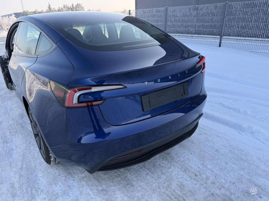 Blue Tesla Model 3 2023 in Kaunas, with an engine capacity of 0.00 L and mileage of 51 thousand km for 14500 €, photo 11 on AUTOMOTO.COM.LV