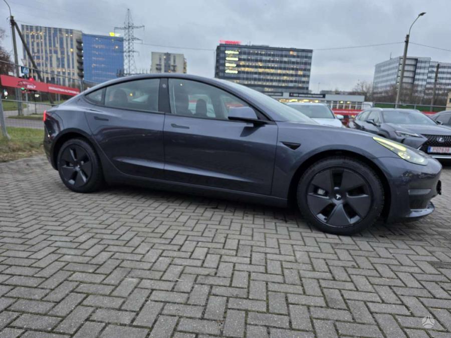 Pelēks Tesla Model 3 2021 Viļņa, ar dzinēja tilpumu 0.00 L un nobraukumu 95 tūkst. km par 25000 €, foto 2 vietnē AUTOMOTO.COM.LV