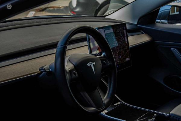 Grey Tesla Model 3 2018 in Kaunas, with an engine capacity of 0.00 L and mileage of 106 thousand km for 19800 €, photo 11 on AUTOMOTO.COM.LV