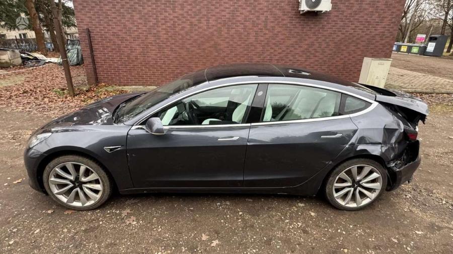 Pelēks Tesla Model 3 2019 Jonava, ar dzinēja tilpumu 0.00 L un nobraukumu 130 tūkst. km par 9999 €, foto 16 vietnē AUTOMOTO.COM.LV
