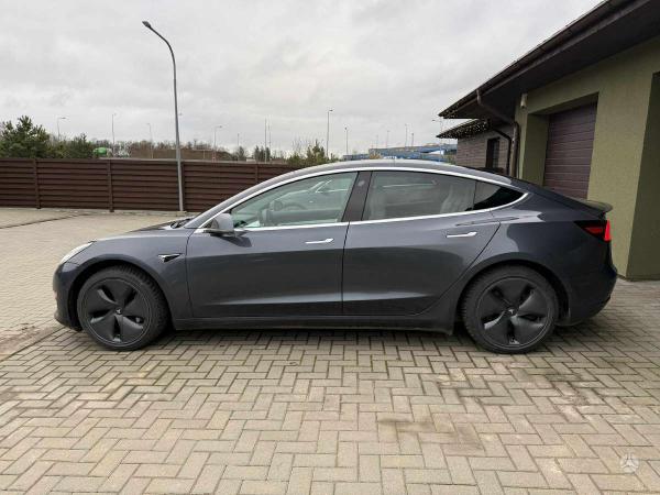 Pelēks Tesla Model 3 2019 Viļņa, ar dzinēja tilpumu 0.00 L un nobraukumu 117 tūkst. km par 13000 €, foto 1 vietnē AUTOMOTO.COM.LV