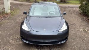 Grey Tesla Model 3 2019 in Jonava, with an engine capacity of 0.00 L and mileage of 130 thousand km for 10500 €, photo 2 on AUTOMOTO.COM.LV