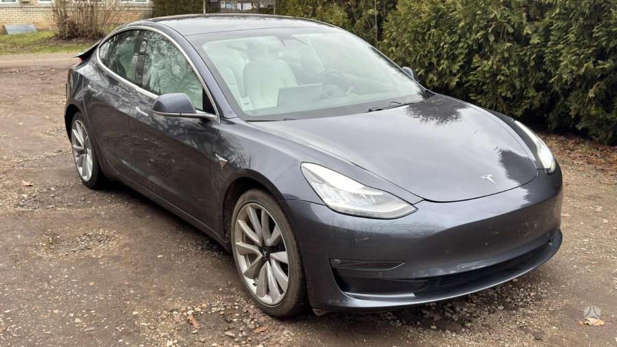 Grey Tesla Model 3 2019 in Jonava, with an engine capacity of 0.00 L and mileage of 130 thousand km for 10500 €, photo 3 on AUTOMOTO.COM.LV