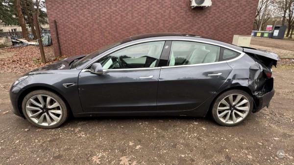 Pelēks Tesla Model 3 2019 Jonava, ar dzinēja tilpumu 0.00 L un nobraukumu 130 tūkst. km par 10500 €, foto 8 vietnē AUTOMOTO.COM.LV