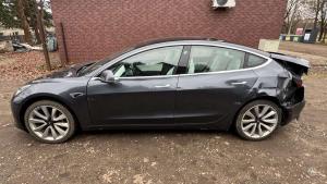 Grey Tesla Model 3 2019 in Jonava, with an engine capacity of 0.00 L and mileage of 130 thousand km for 10500 €, photo 8 on AUTOMOTO.COM.LV