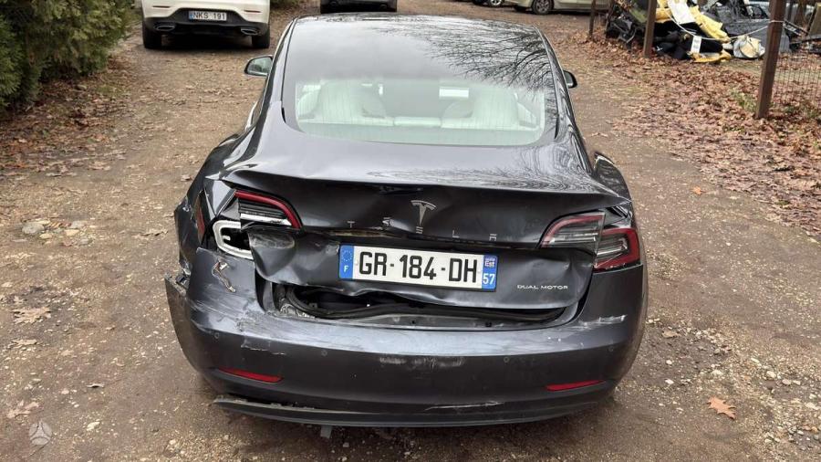 Grey Tesla Model 3 2019 in Jonava, with an engine capacity of 0.00 L and mileage of 130 thousand km for 10500 €, photo 14 on AUTOMOTO.COM.LV