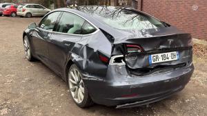 Grey Tesla Model 3 2019 in Jonava, with an engine capacity of 0.00 L and mileage of 130 thousand km for 10500 €, photo 15 on AUTOMOTO.COM.LV