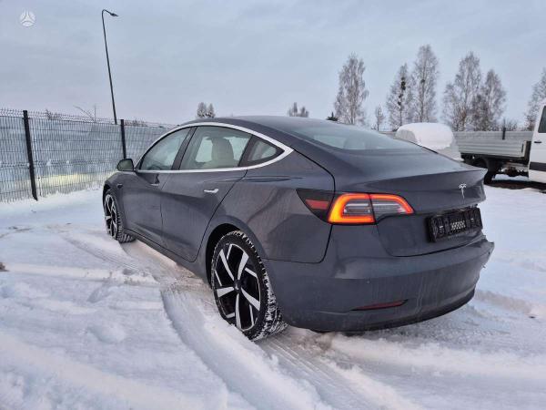 Grey Tesla Model 3 2019 in Kaunas, with an engine capacity of 0.00 L and mileage of 180 thousand km for 12300 €, photo 1 on AUTOMOTO.COM.LV