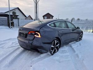 Grey Tesla Model 3 2019 in Kaunas, with an engine capacity of 0.00 L and mileage of 180 thousand km for 12300 €, photo 4 on AUTOMOTO.COM.LV