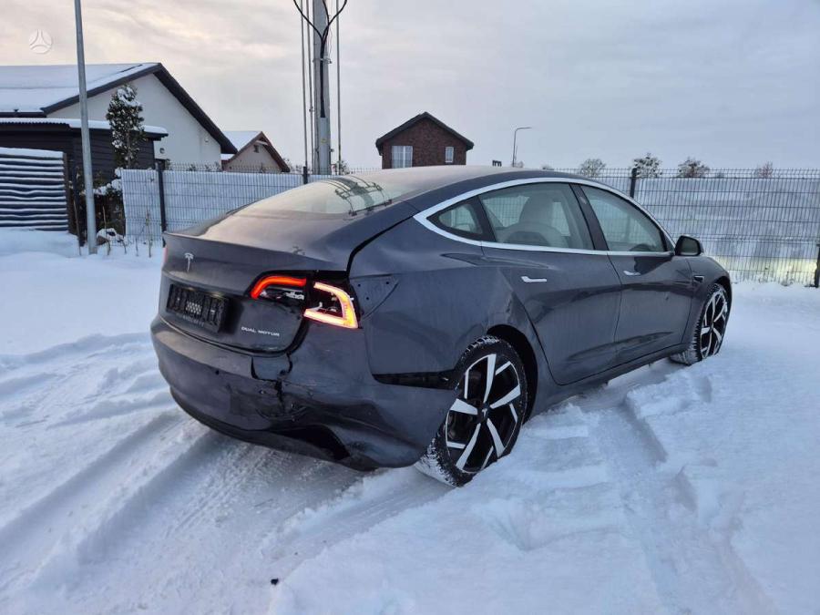 Grey Tesla Model 3 2019 in Kaunas, with an engine capacity of 0.00 L and mileage of 180 thousand km for 12300 €, photo 4 on AUTOMOTO.COM.LV