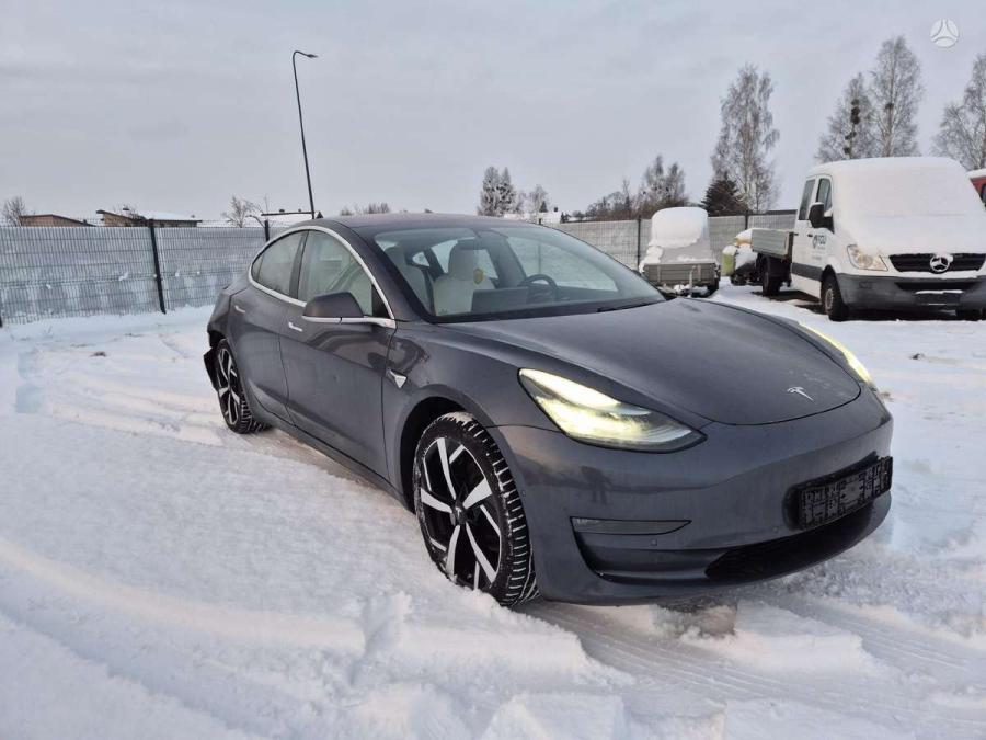 Grey Tesla Model 3 2019 in Kaunas, with an engine capacity of 0.00 L and mileage of 180 thousand km for 12300 €, photo 5 on AUTOMOTO.COM.LV
