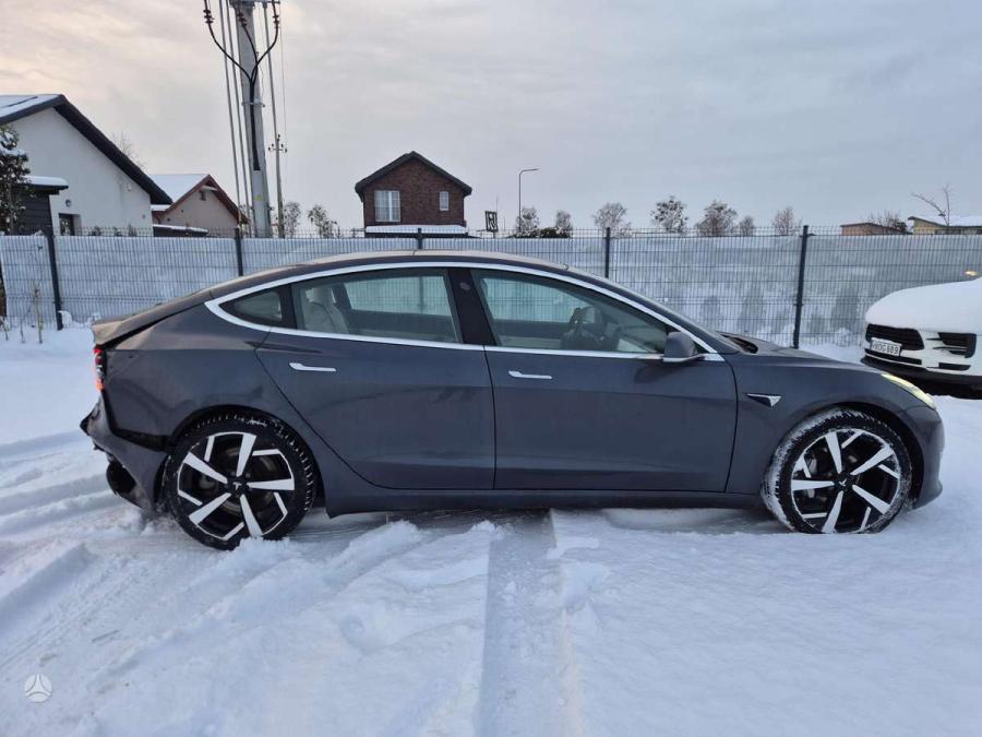Grey Tesla Model 3 2019 in Kaunas, with an engine capacity of 0.00 L and mileage of 180 thousand km for 12300 €, photo 6 on AUTOMOTO.COM.LV