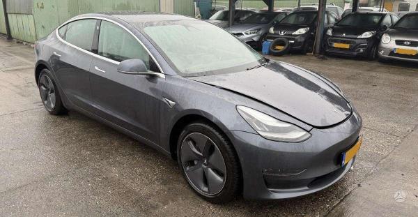 Grey Tesla Model 3 2019 in Kaunas, with an engine capacity of 0.00 L and mileage of 194 thousand km for 12584 €, photo 2 on AUTOMOTO.COM.LV