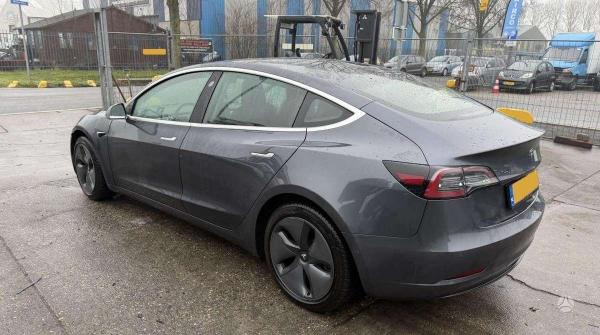 Grey Tesla Model 3 2019 in Kaunas, with an engine capacity of 0.00 L and mileage of 194 thousand km for 12584 €, photo 5 on AUTOMOTO.COM.LV