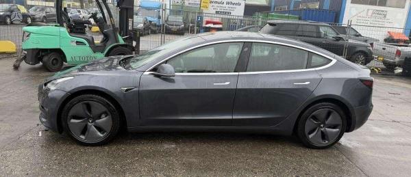 Grey Tesla Model 3 2019 in Kaunas, with an engine capacity of 0.00 L and mileage of 194 thousand km for 12584 €, photo 6 on AUTOMOTO.COM.LV