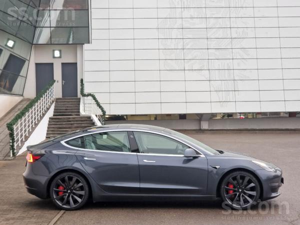Grey Tesla Model 3 2020 in Riga, with an engine capacity of 0.00 L and mileage of 135 thousand km for 23555 €, photo 4 on AUTOMOTO.COM.LV
