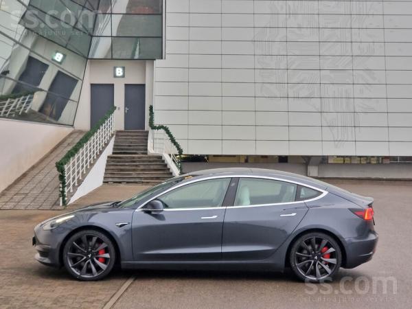 Grey Tesla Model 3 2020 in Riga, with an engine capacity of 0.00 L and mileage of 135 thousand km for 23555 €, photo 5 on AUTOMOTO.COM.LV