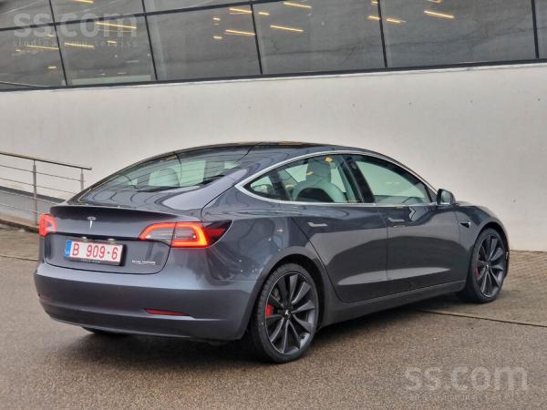 Grey Tesla Model 3 2020 in Riga, with an engine capacity of 0.00 L and mileage of 135 thousand km for 23555 €, photo 8 on AUTOMOTO.COM.LV