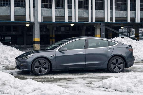 Grey Tesla Model 3 2020 in Vilnius, with an engine capacity of 0.00 L and mileage of 102 thousand km for 16400 €, photo 1 on AUTOMOTO.COM.LV