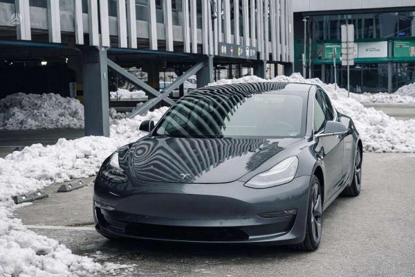 Grey Tesla Model 3 2020 in Vilnius, with an engine capacity of 0.00 L and mileage of 102 thousand km for 15300 €, photo 2 on AUTOMOTO.COM.LV